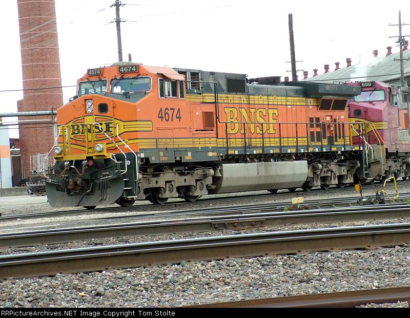 BNSF 4674